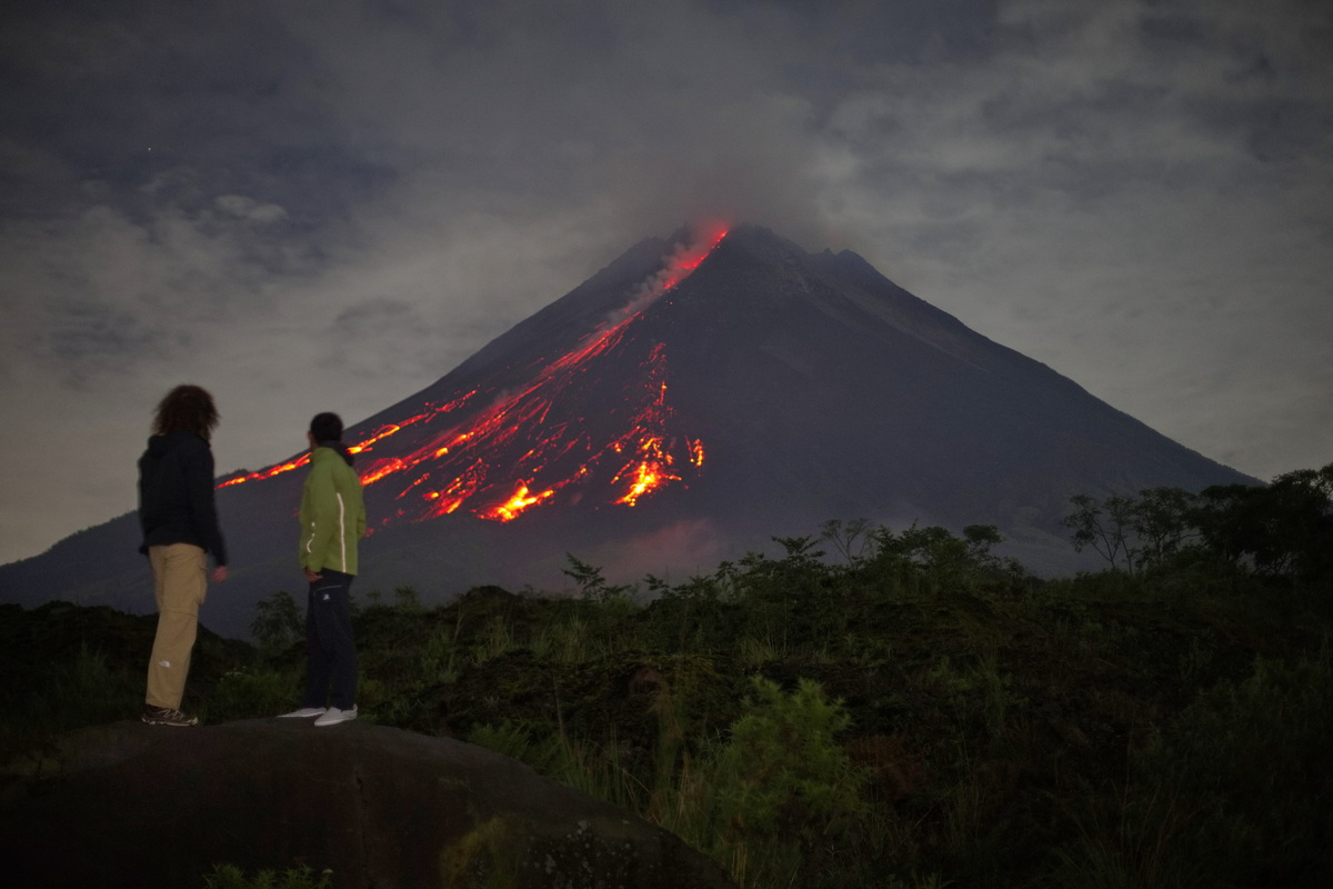 How to See Lava on Merapi Volcano at Night | Backindo