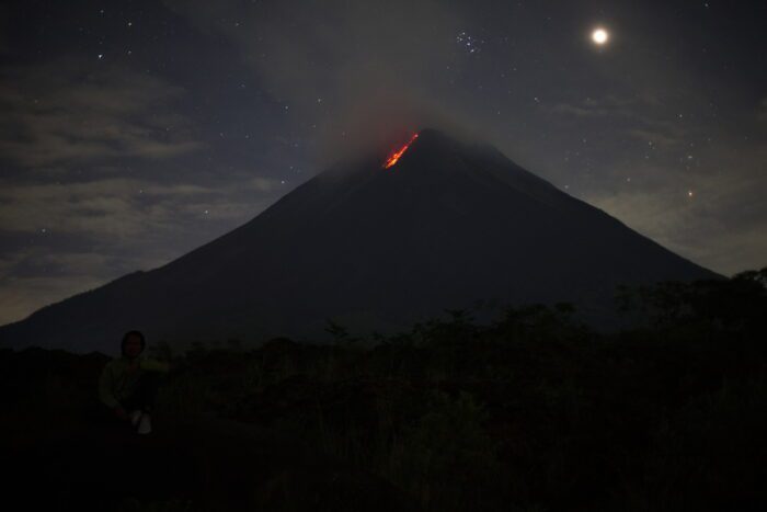 How to See Lava on Merapi Volcano at Night | Backindo
