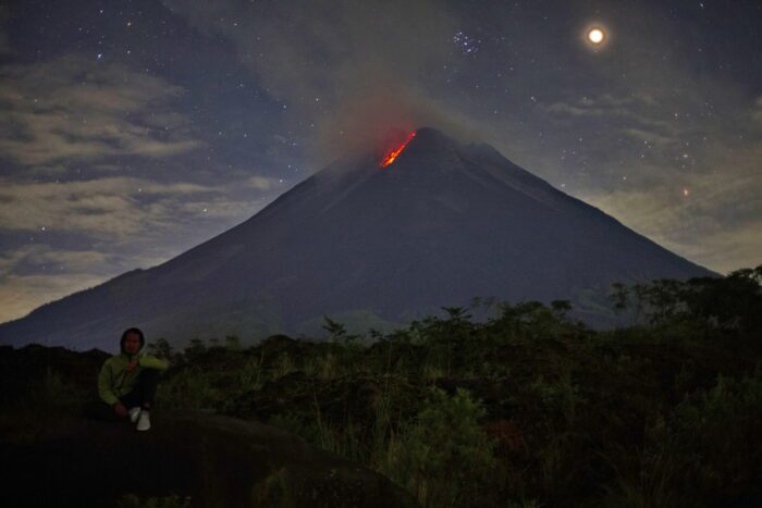 How to See Lava on Merapi Volcano at Night | Backindo