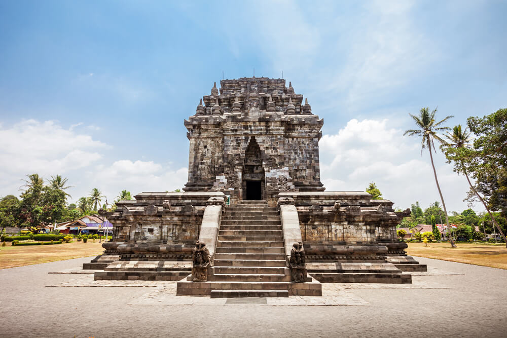 Mendut Temple: A Peaceful Detour Near Borobudur | Backindo